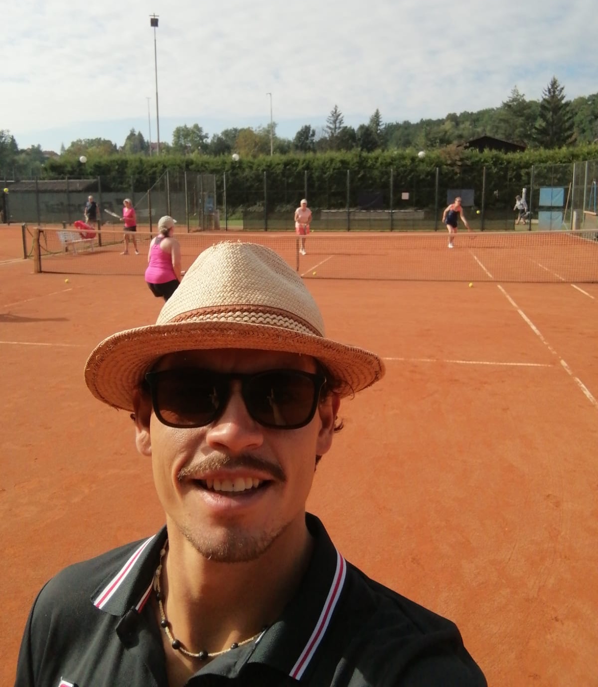 Simon skal på årets tenniscoach-uddannelse – og du kan komme med ...