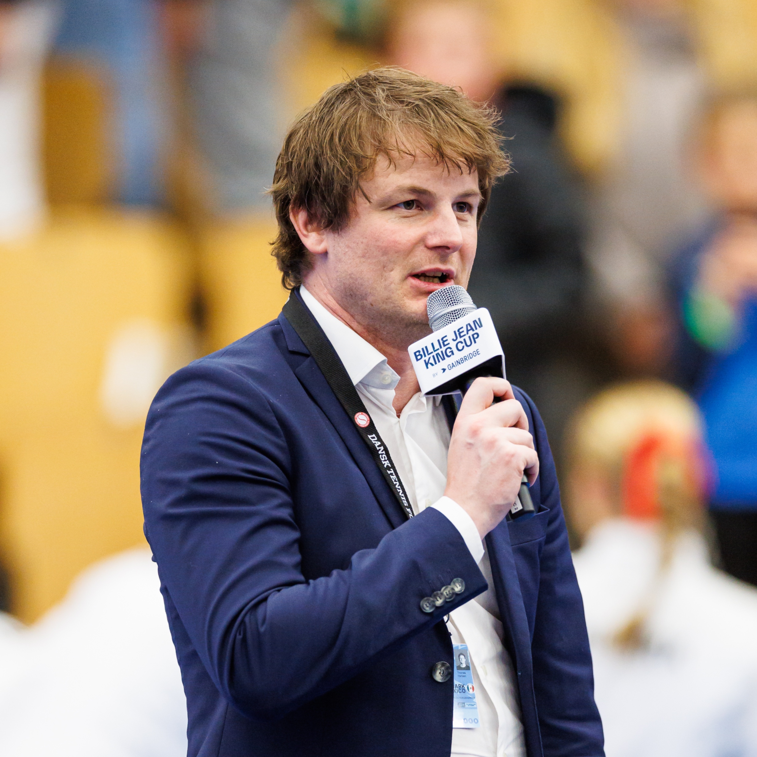 Mere end manden med mikrofonen · Dansk Tennis Forbund